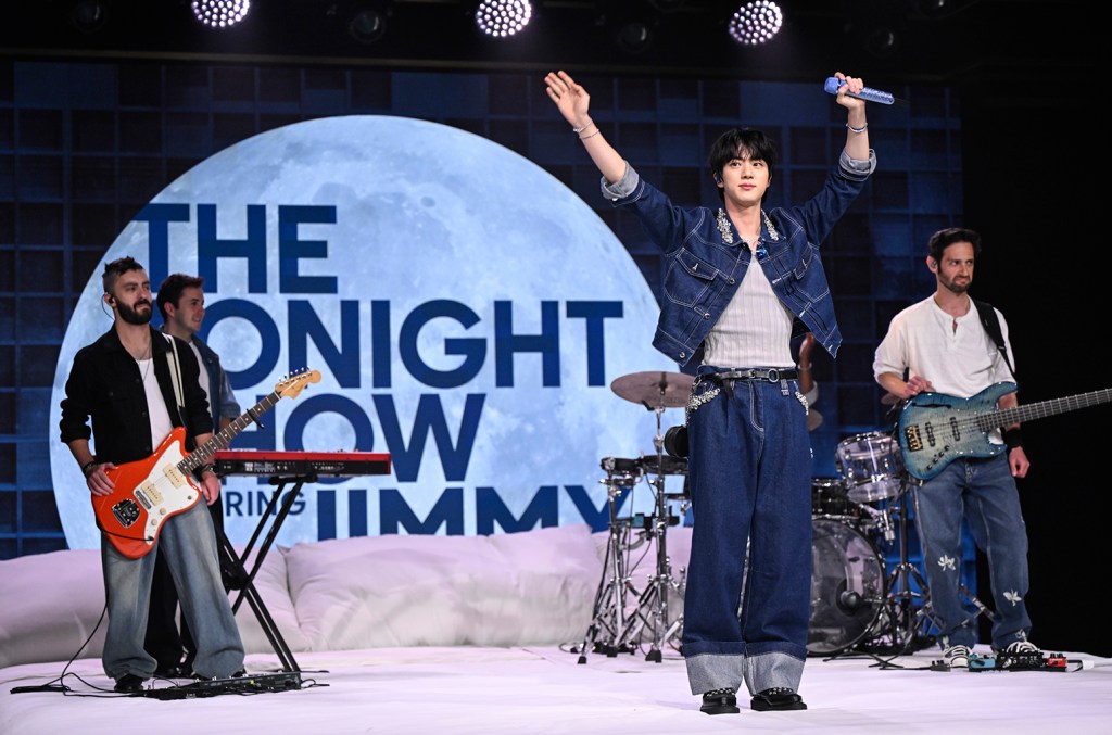 'Fallon' Stage Becomes Giant Bed - Producer Gang | Home of Producers